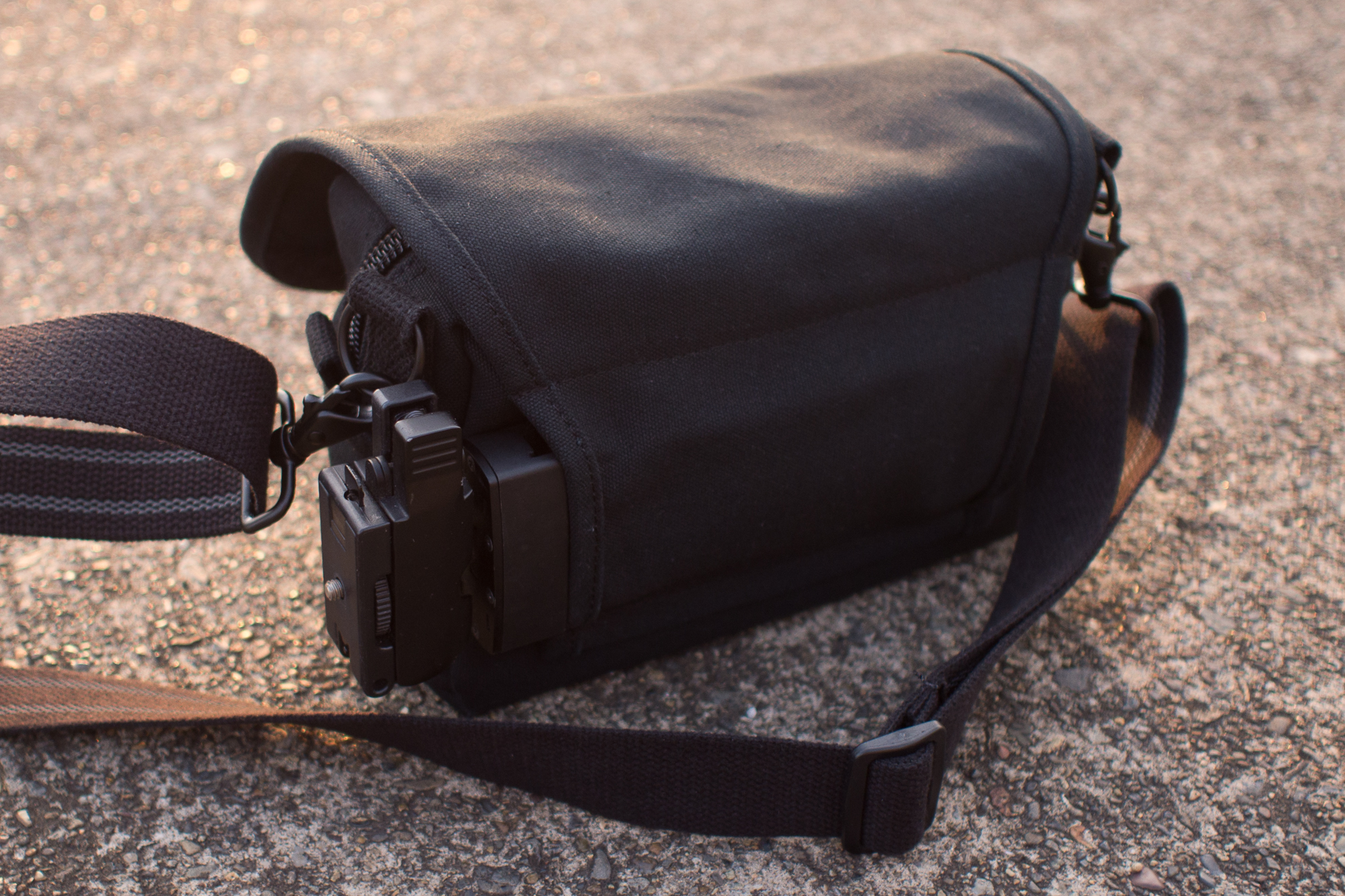 DOMKE F-5XB レビュー。マイクロフォーサーズ機にぴったり！散歩、旅行のサブに便利な小型カメラバッグ！ | かめらとブログ。