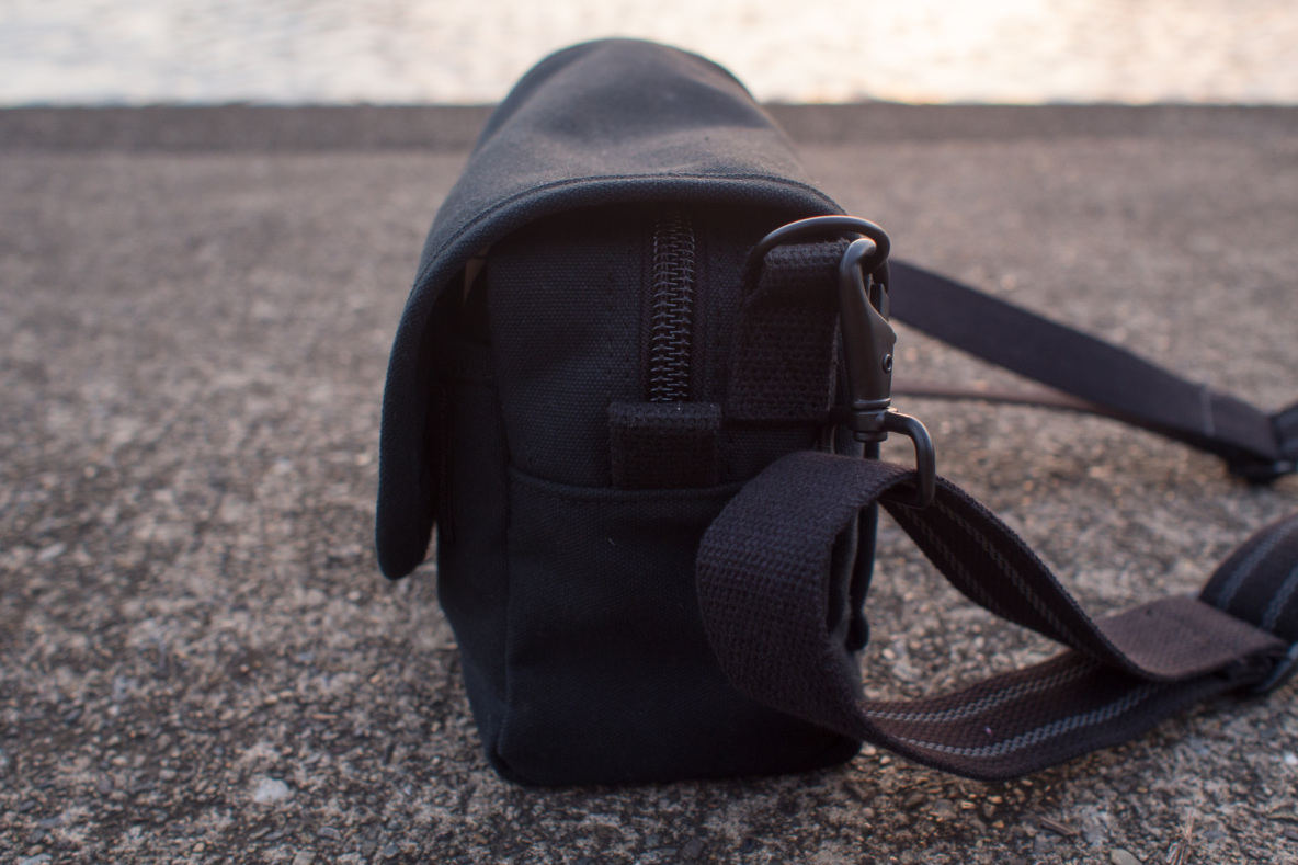 DOMKE F-5XB レビュー。マイクロフォーサーズ機にぴったり！散歩、旅行のサブに便利な小型カメラバッグ！ | かめらとブログ。