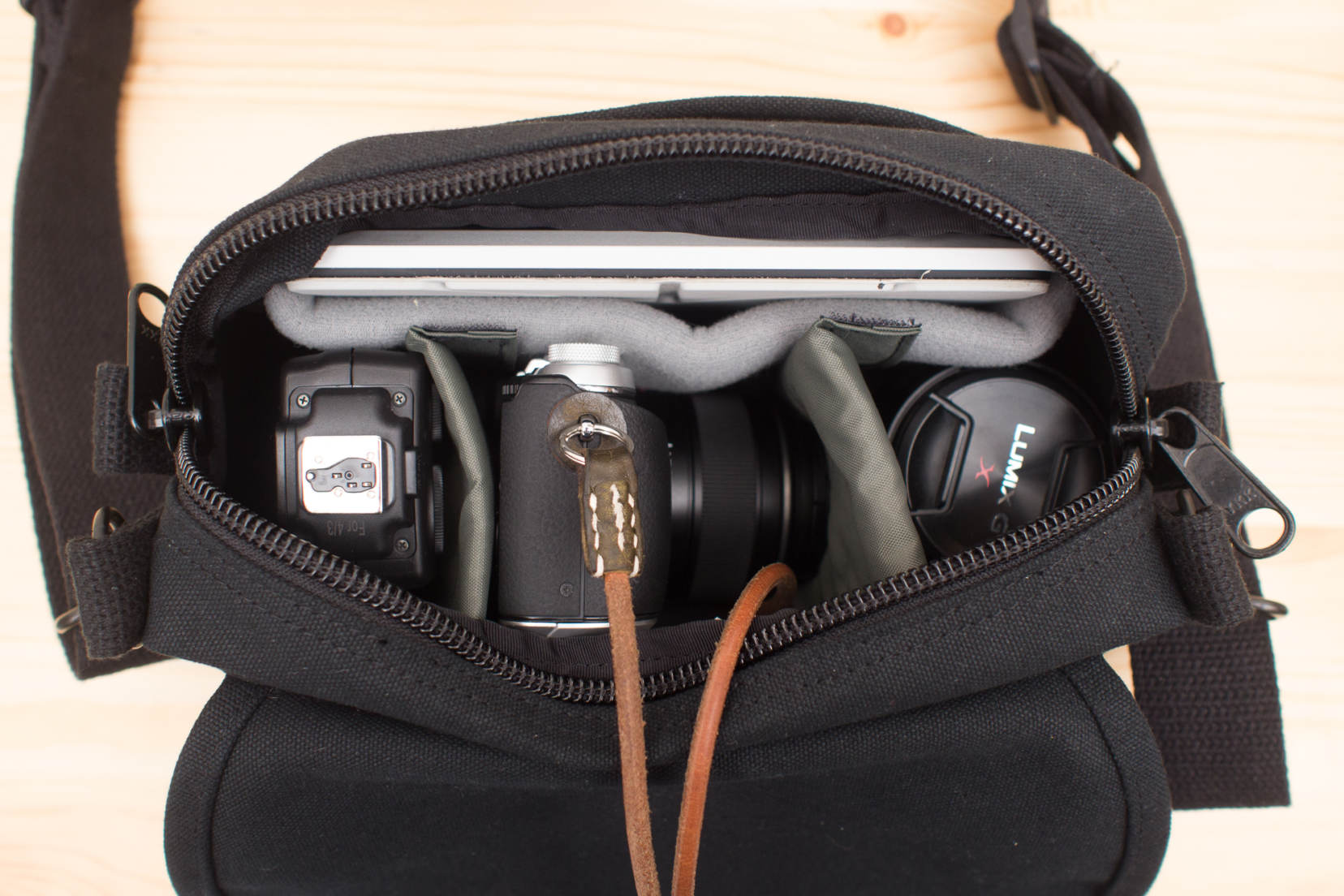 DOMKE F-5XB レビュー。マイクロフォーサーズ機にぴったり！散歩、旅行のサブに便利な小型カメラバッグ！ | かめらとブログ。